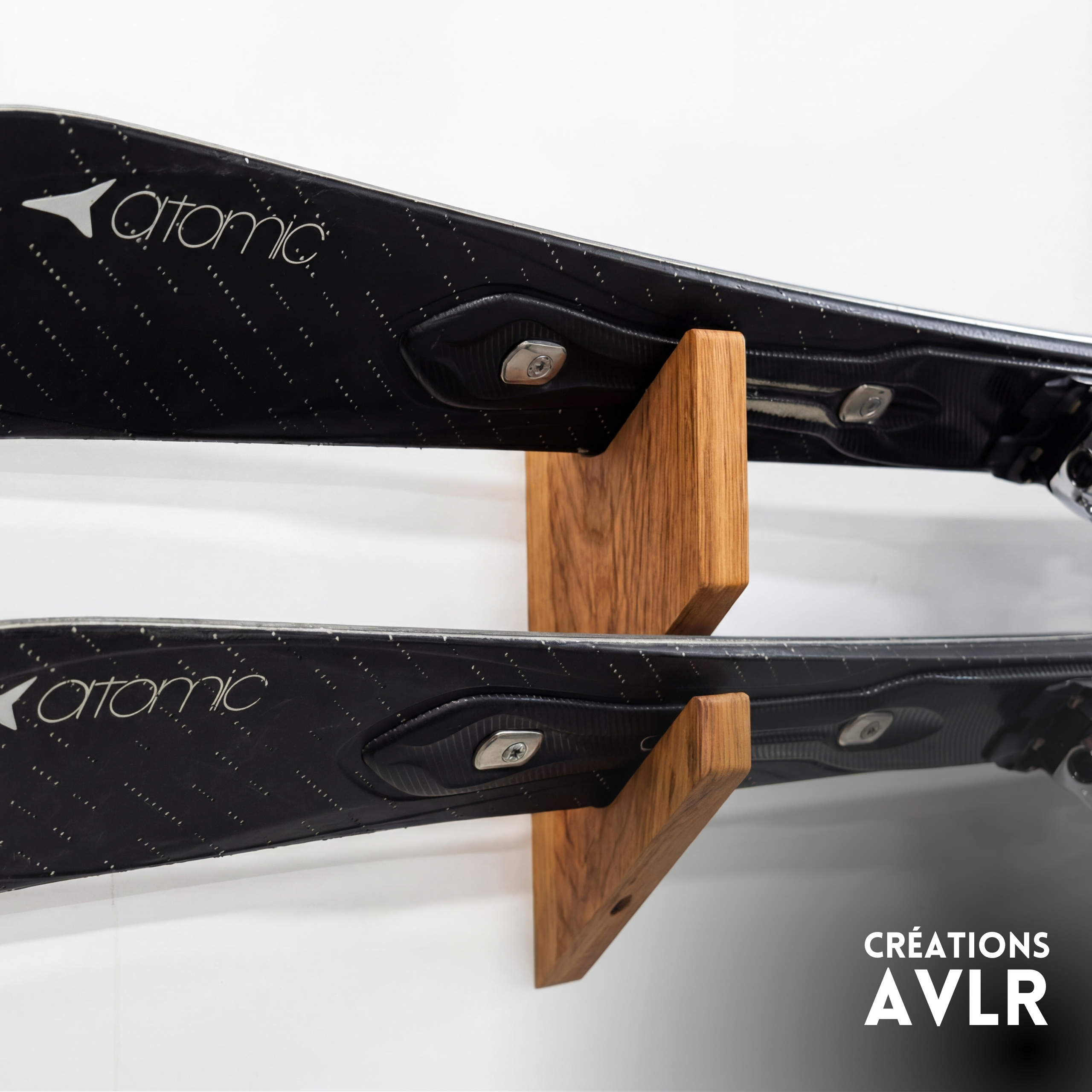 Horizontal wall-mounted rack for alpine skis - Sleek, minimalist desig ...